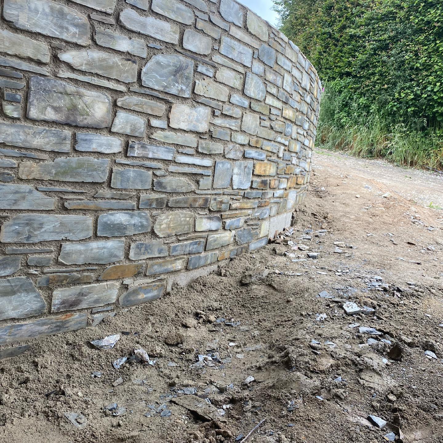 How to Build a Curved Garden Wall - RatedbyTrade.com